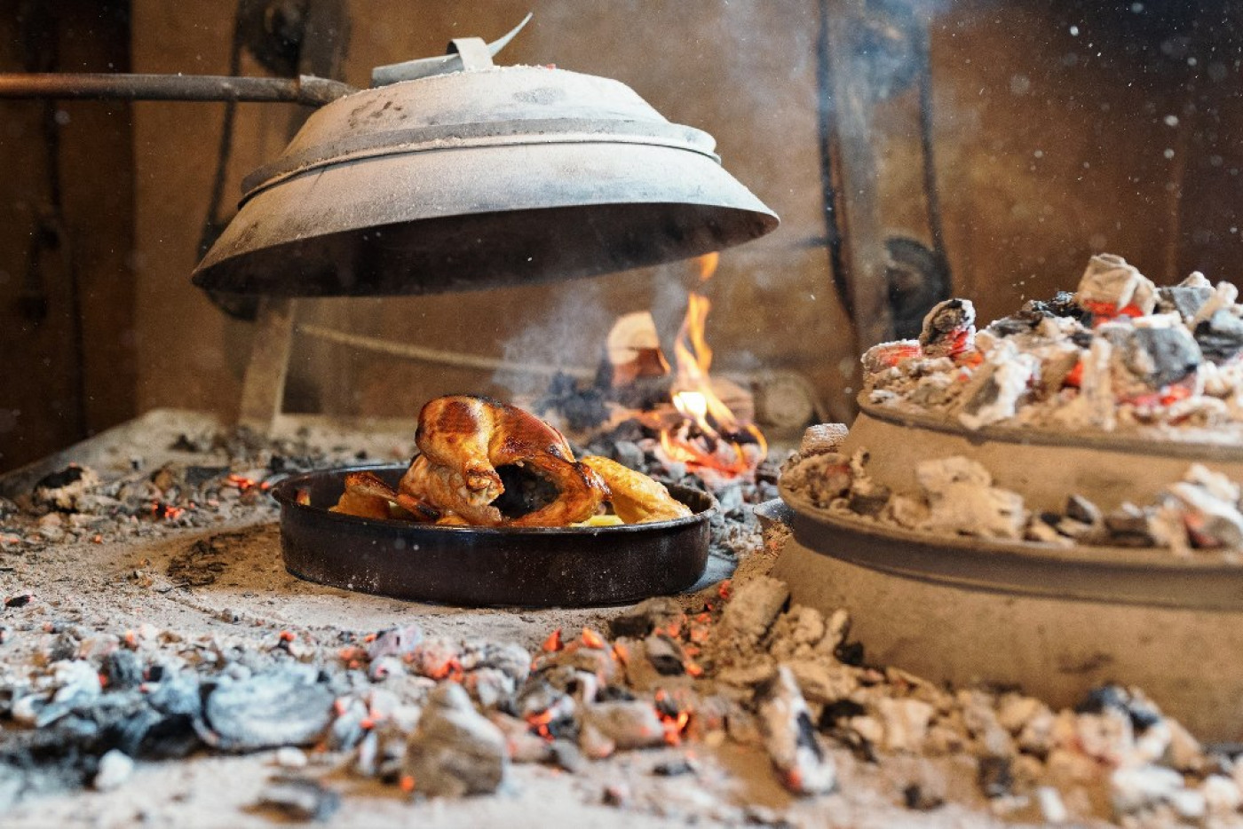 Rooster Under the Baking Lid - a Gift for Which Every True Gourmet is ...